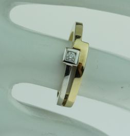 Moderne 14 karaats bicolor gouden damesring met diamant